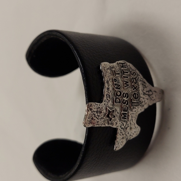 Jewelry | Nwt Faux Leather Hammered Dont Mess With Texas Cuff | Poshmark